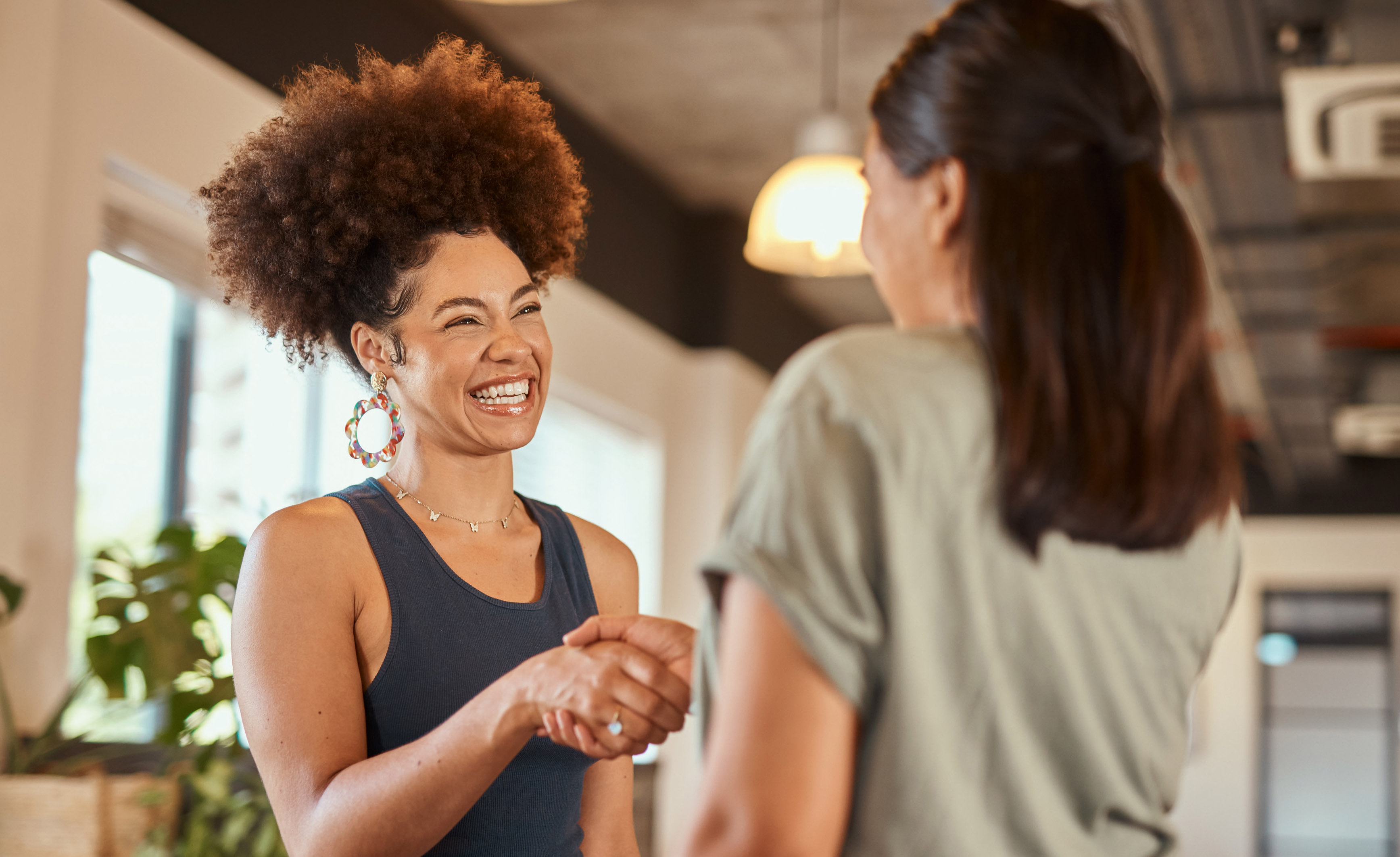 Cómo saludamos en español | Ecos Online